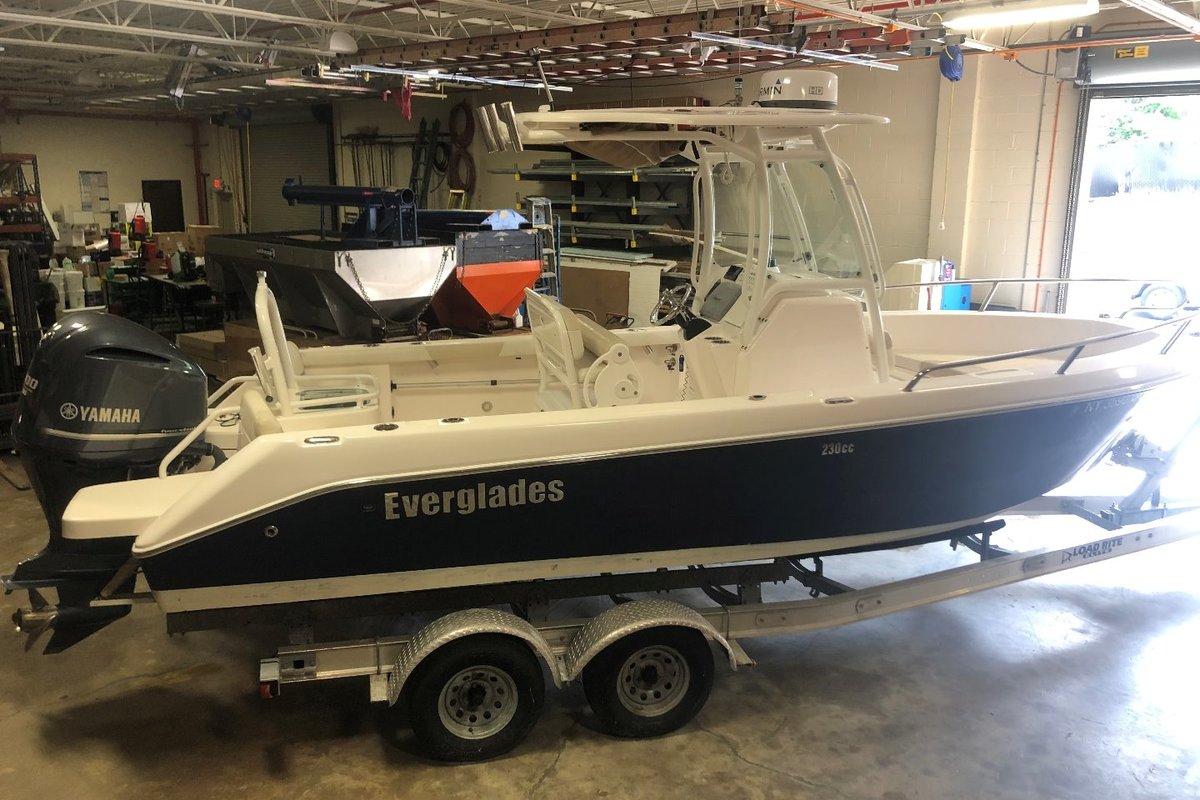 2011 Everglades Boats 230CC Center Console in Hauppauge, NY