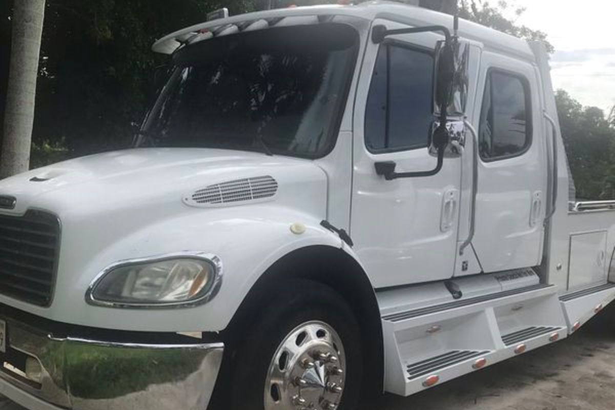 2006 Freightliner Sports Chassis in Miami, FL