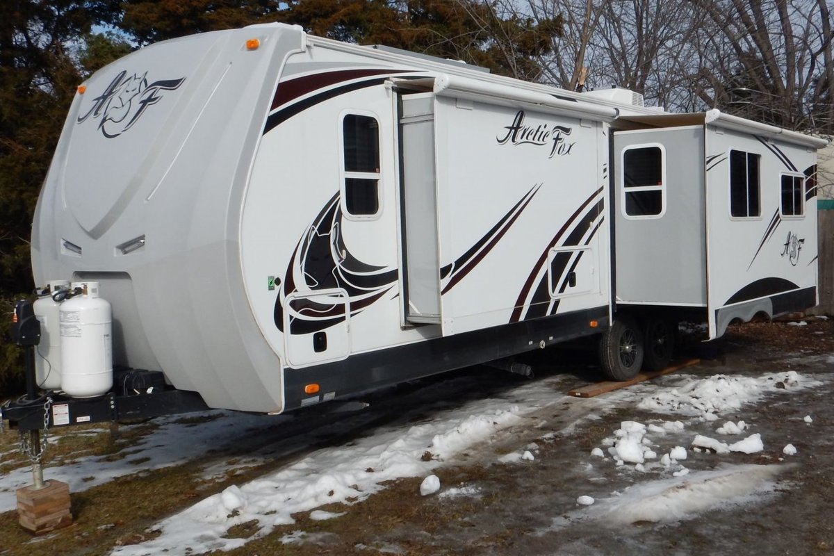 2018 Arctic Fox 32A Silver Fox Edition in Belton, MO