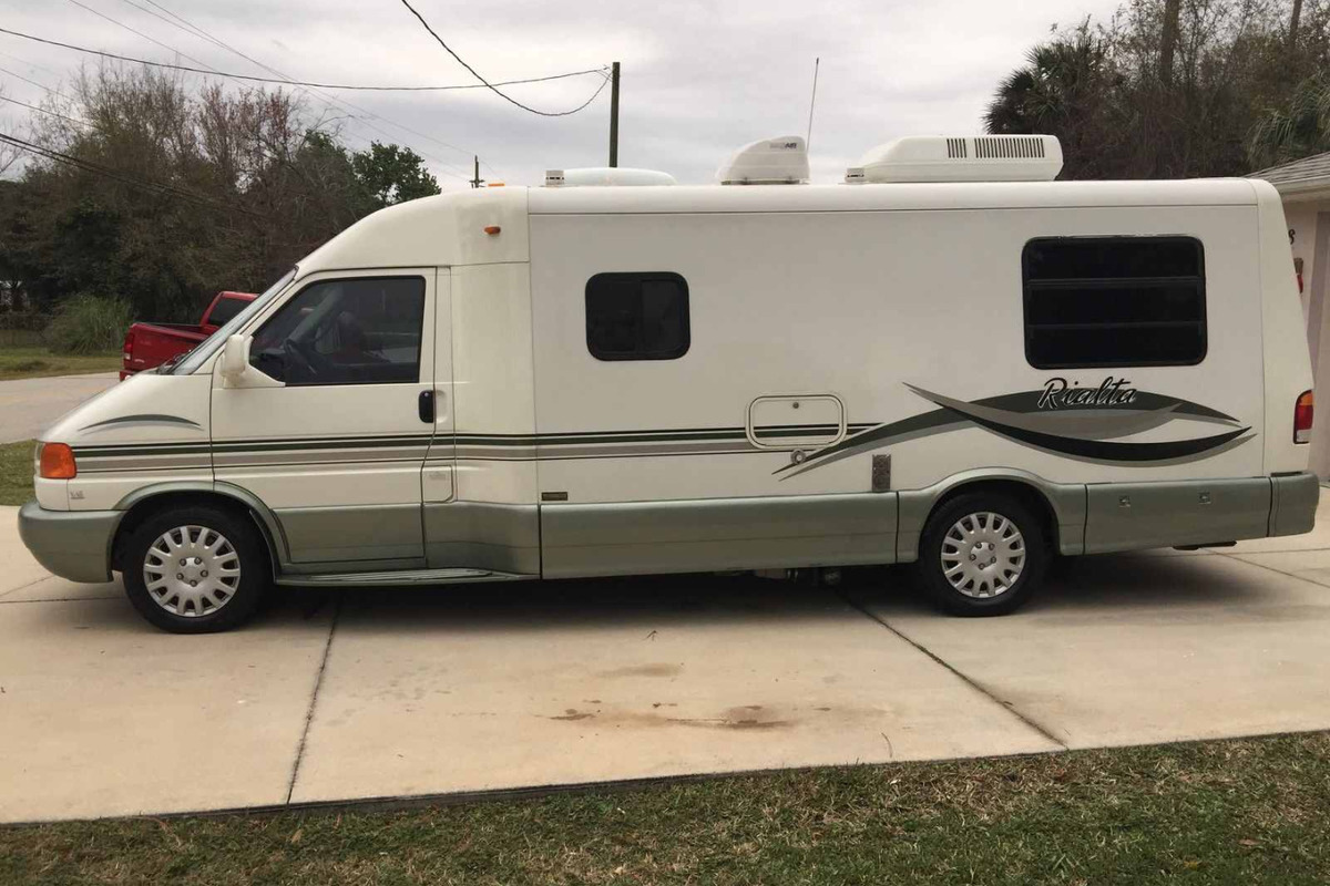 2002 Winnebago Rialta 22HD in Lake Elsinore, CA