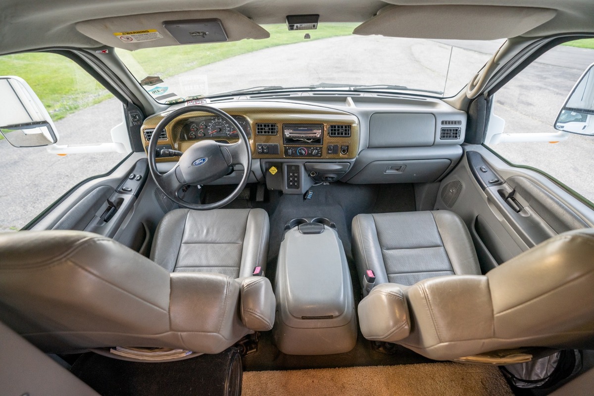 2006 Thor Motor Coach Fun Mover 39D in Prior Lake, MN