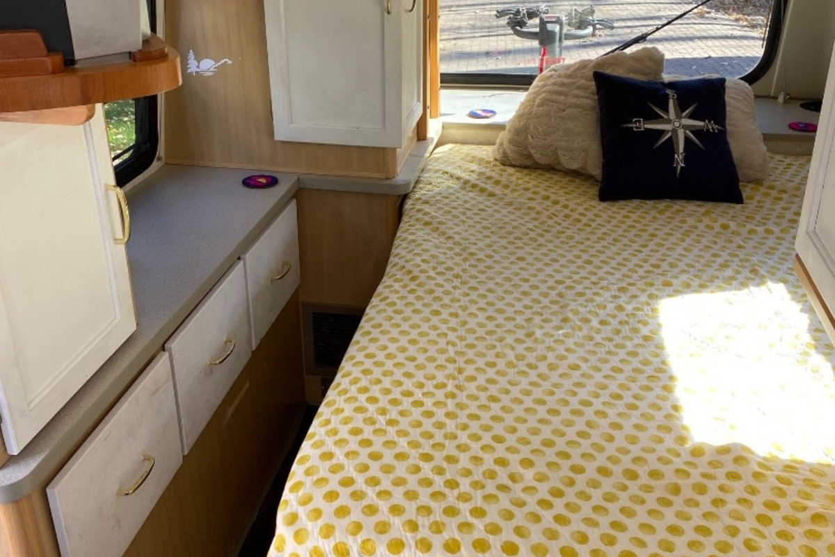 2000 Winnebago Rialta 22FD in Deephaven, MN