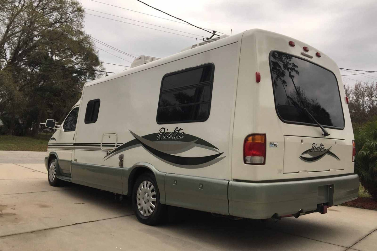 2002 Winnebago Rialta 22HD in Lake Elsinore, CA