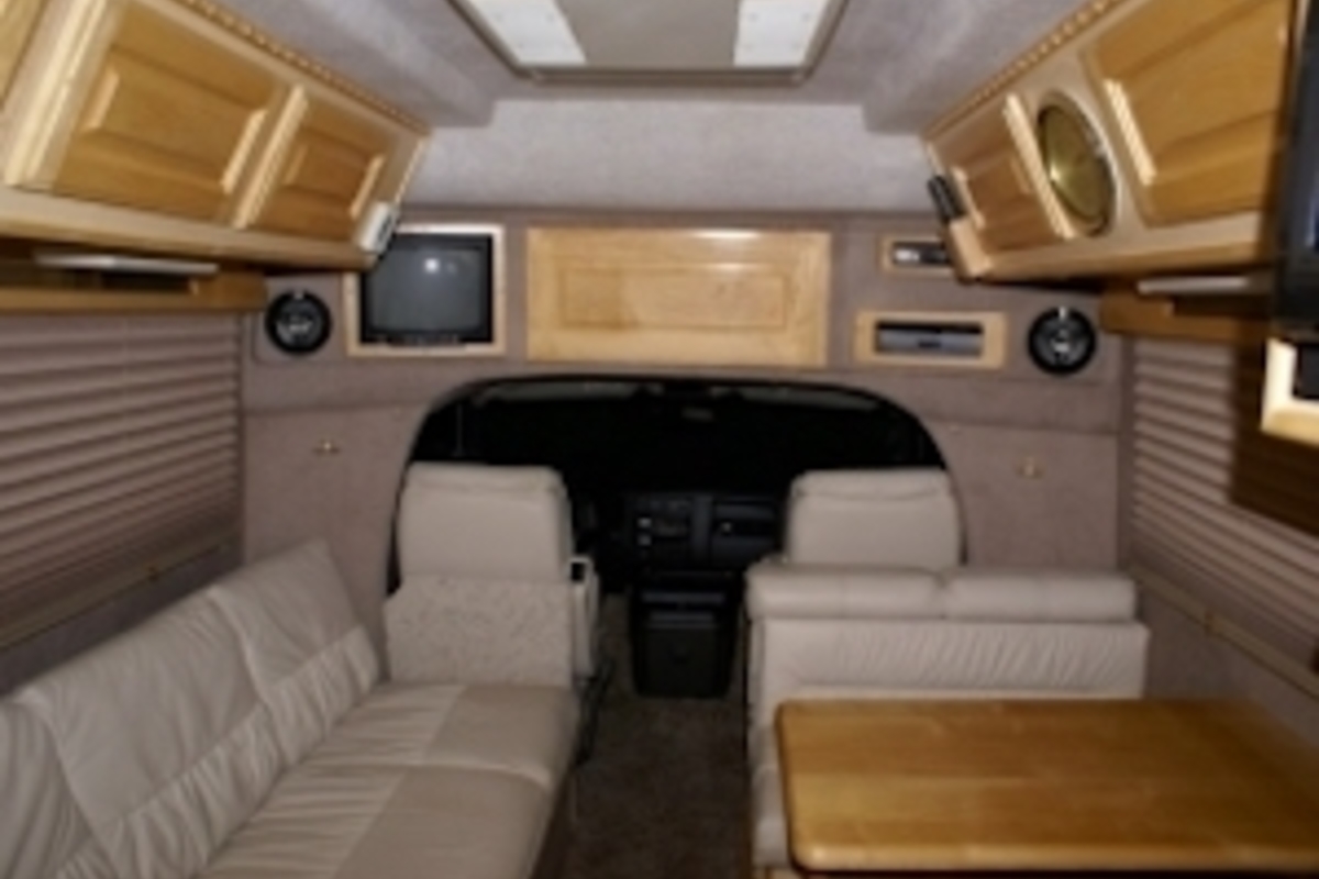 2005 Chinook DESTINY 2400 XL Dinette Table with couch bed in Franklin, NC