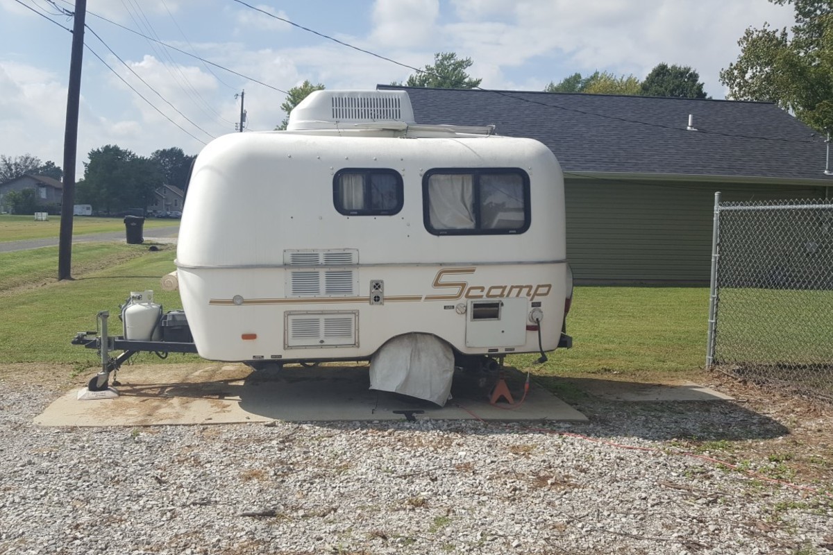 1999 Scamp 13' Deluxe with Bathroom in Dorchester, IL