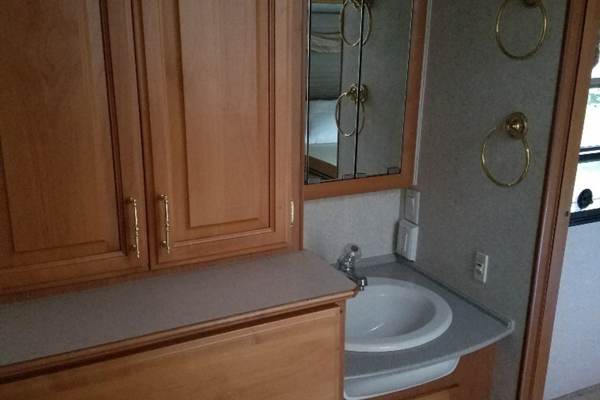 2001 2001.5 Fleetwood Discovery 38D in East Hampton, CT