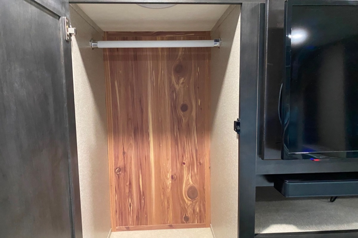 2022 Dynamax Dynaquest Xl 37RB in Itasca, IL