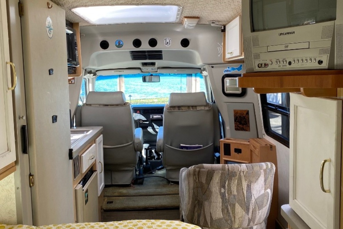 2000 Winnebago Rialta 22FD in Deephaven, MN