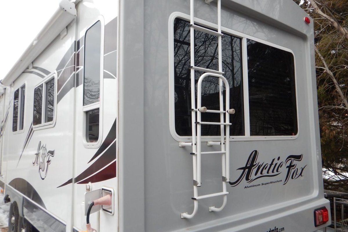 2018 Arctic Fox 32A Silver Fox Edition in Belton, MO