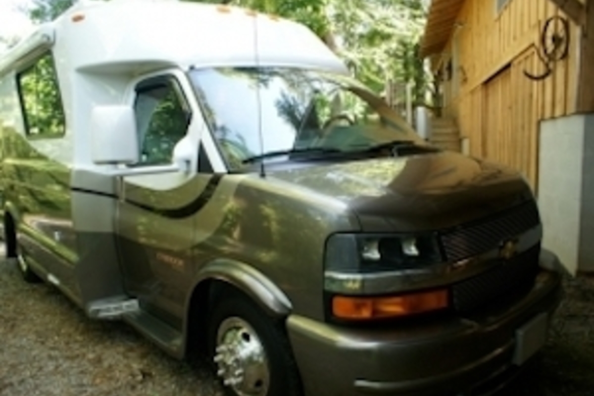 2005 Chinook DESTINY 2400 XL Dinette Table with couch bed in Franklin, NC