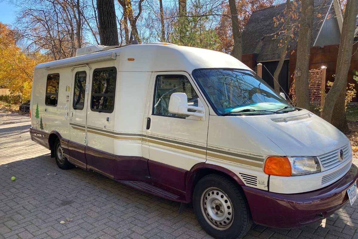 2000 Winnebago Rialta 22FD in Deephaven, MN