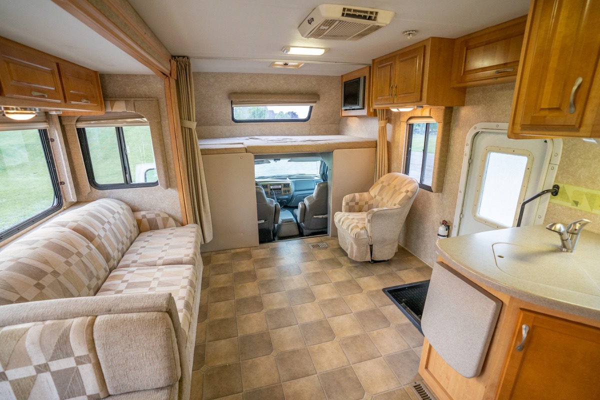 2006 Thor Motor Coach Fun Mover 39D in Prior Lake, MN