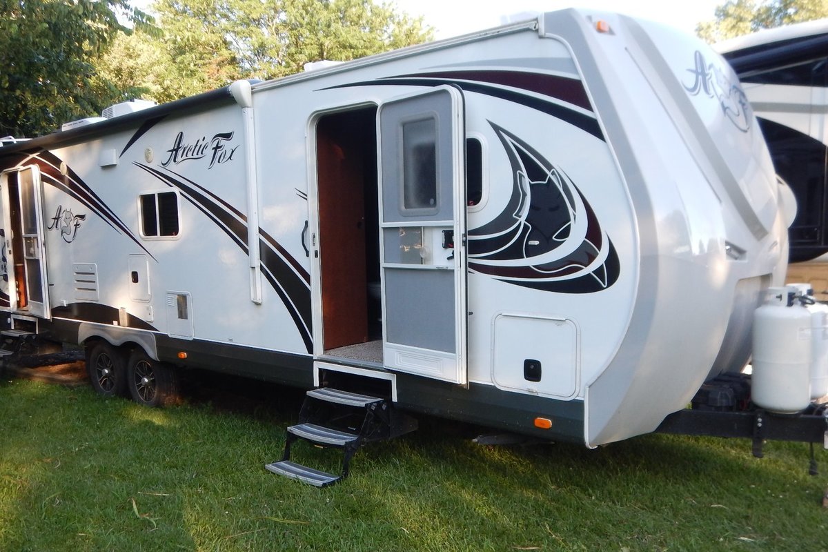 2018 Arctic Fox 32A Silver Fox Edition in Belton, MO