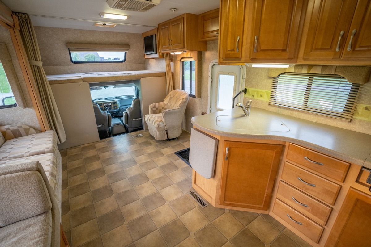 2006 Thor Motor Coach Fun Mover 39D in Prior Lake, MN