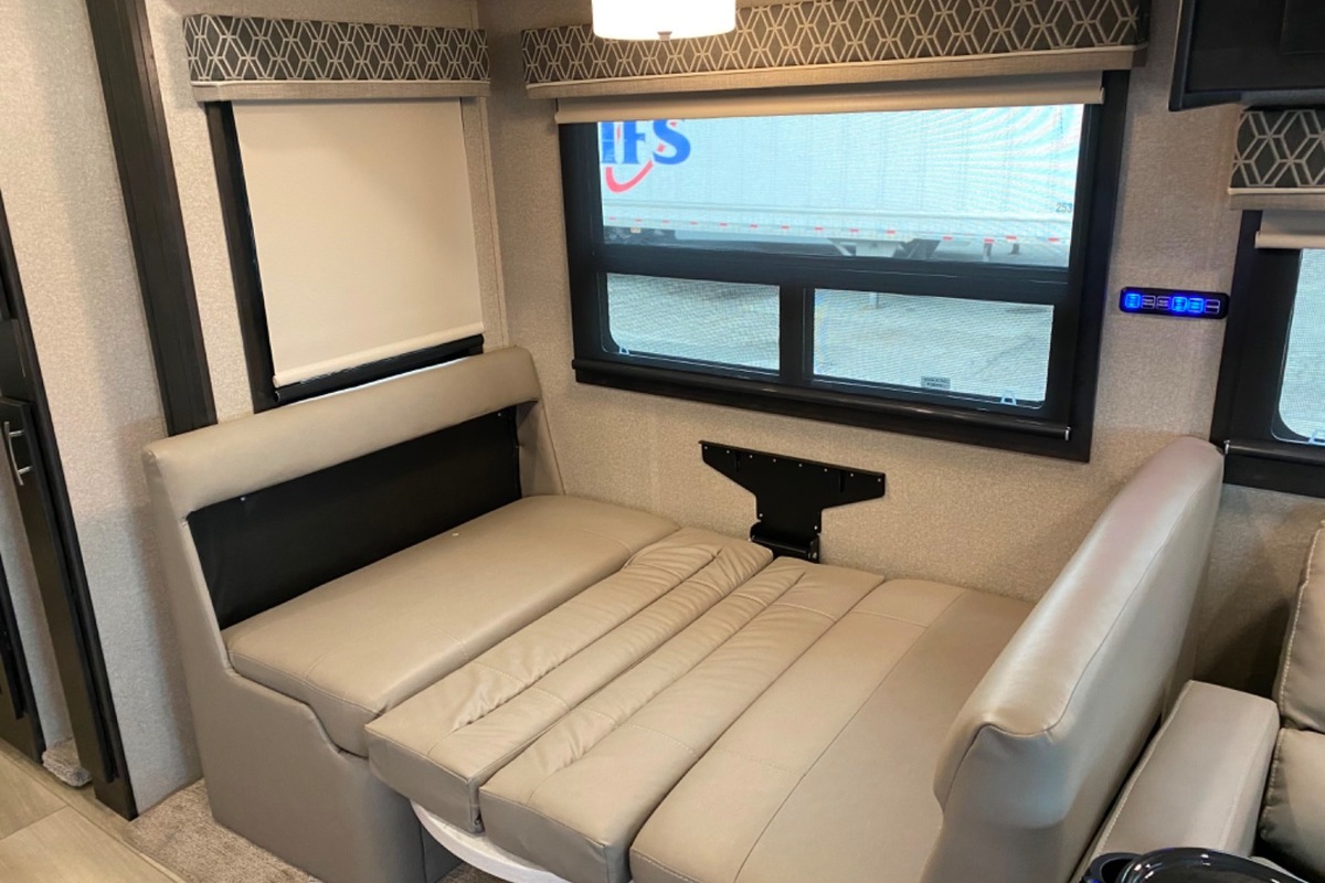 2022 Dynamax Dynaquest Xl 37RB in Itasca, IL