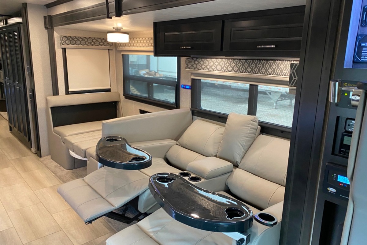 2022 Dynamax Dynaquest Xl 37RB in Itasca, IL