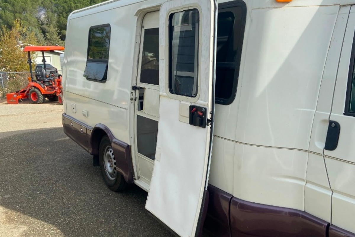 1999 Winnebago Rialta in Weldon, CA