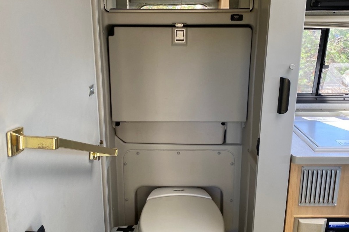 2000 Winnebago Rialta 22FD in Deephaven, MN