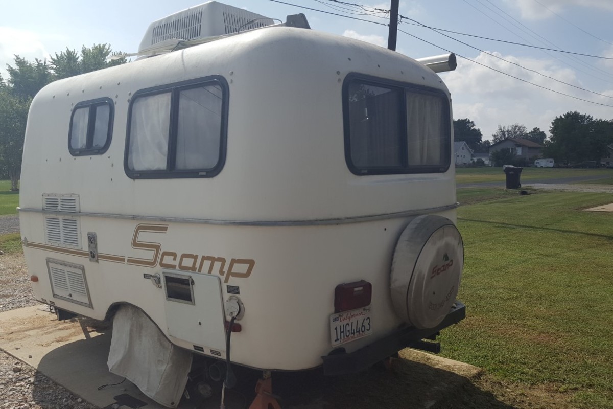 1999 Scamp 13' Deluxe with Bathroom in Dorchester, IL