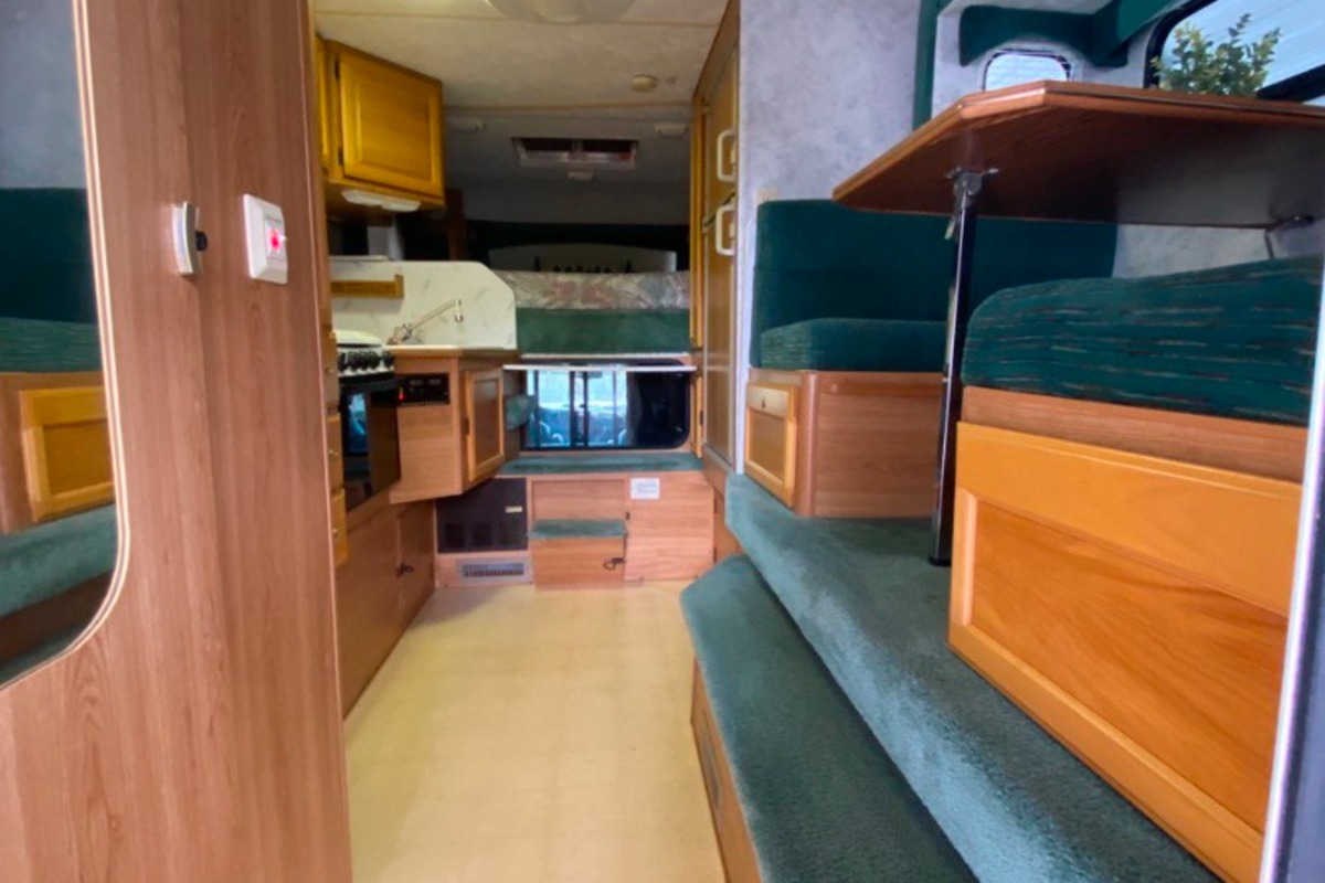 2000 Lance 1061 in Las Vegas, NV