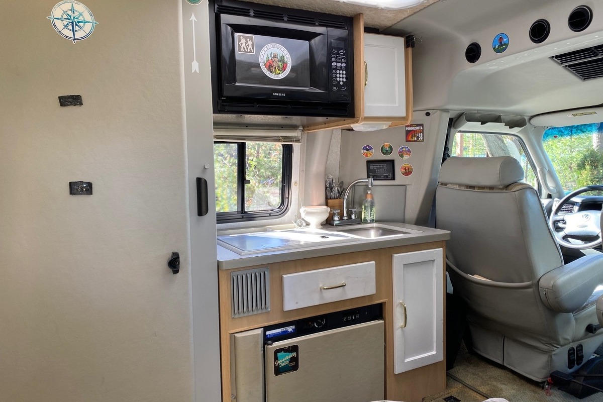 2000 Winnebago Rialta 22FD in Deephaven, MN