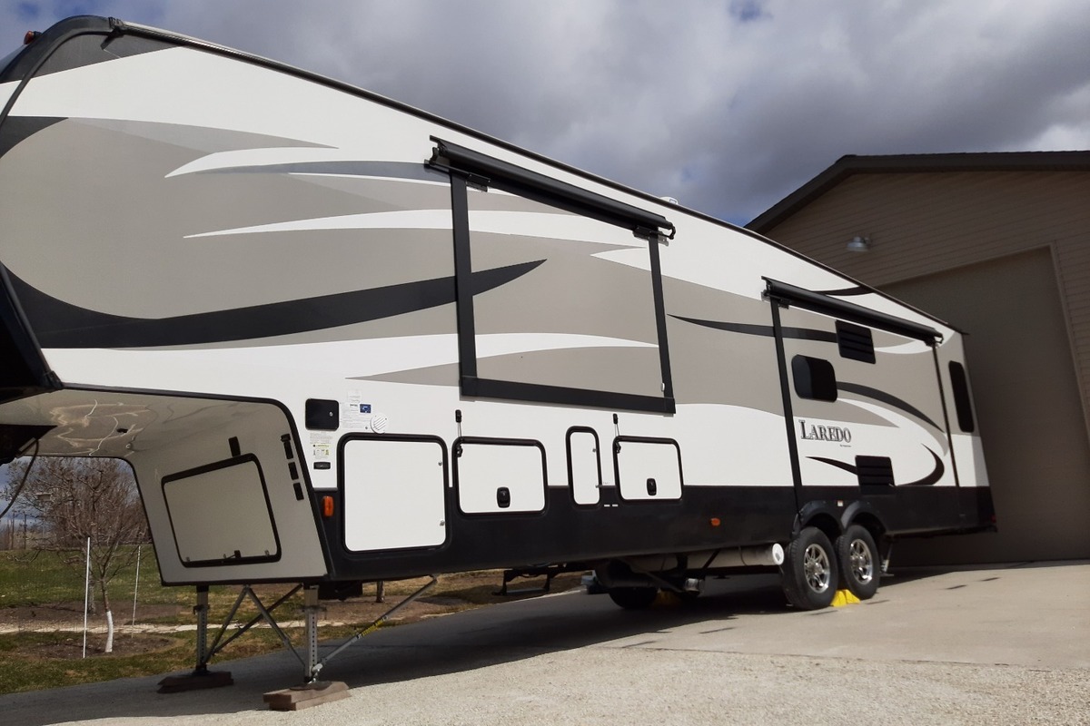 2017 Keystone Laredo 350FB LIFE SIZE BLACK LABEL Bath and a Half in ...