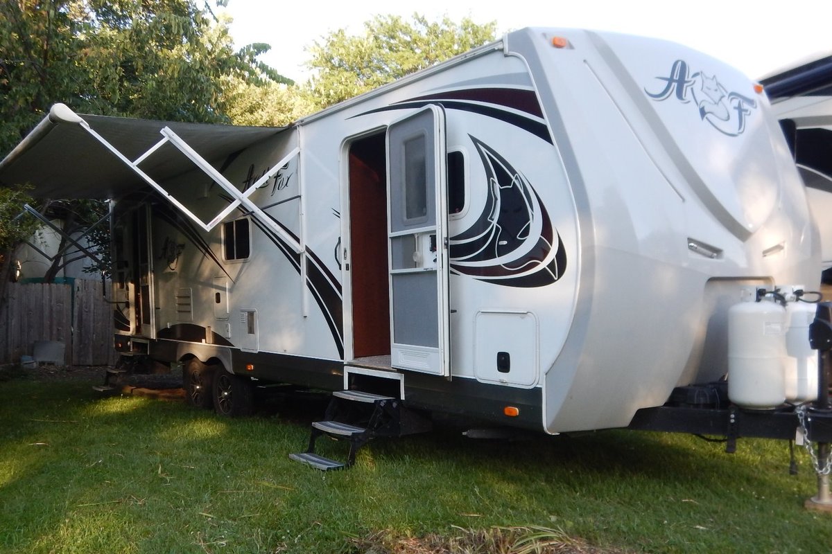 2018 Arctic Fox 32A Silver Fox Edition in Belton, MO