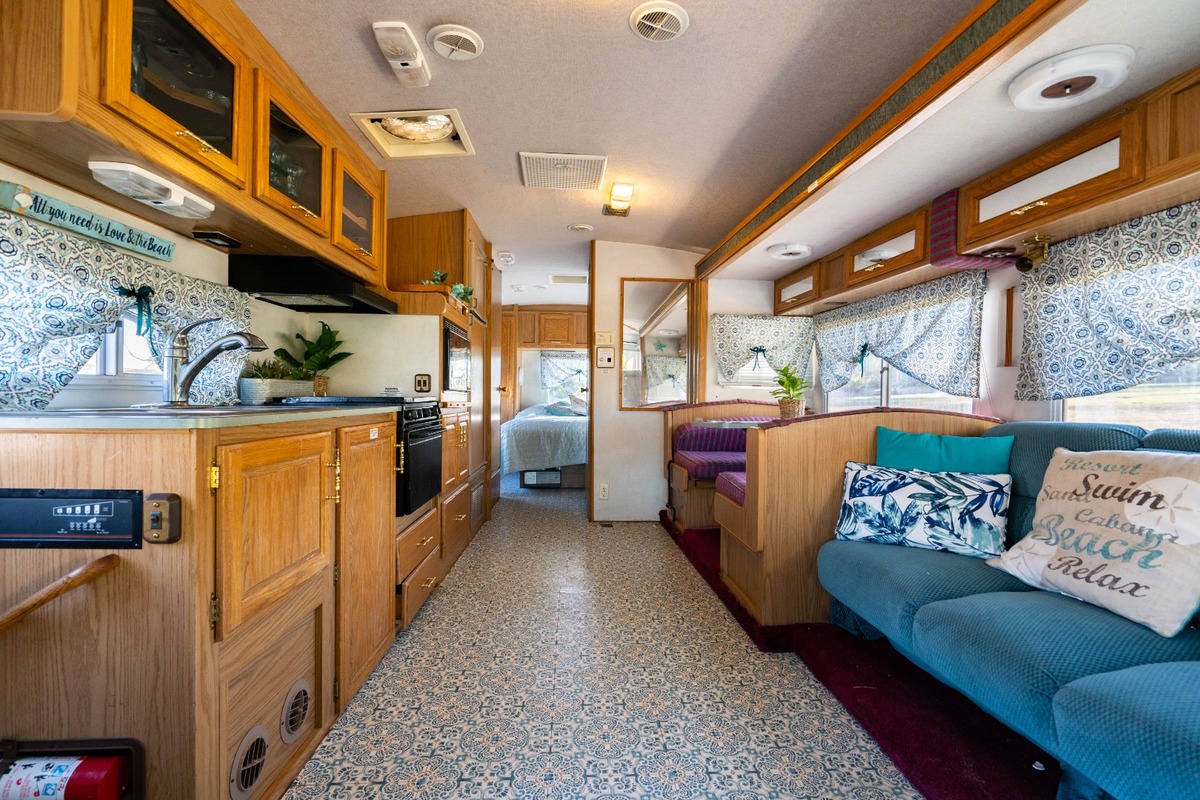 1999 Jamboree with super slide-out Fleetwood in Northridge, CA