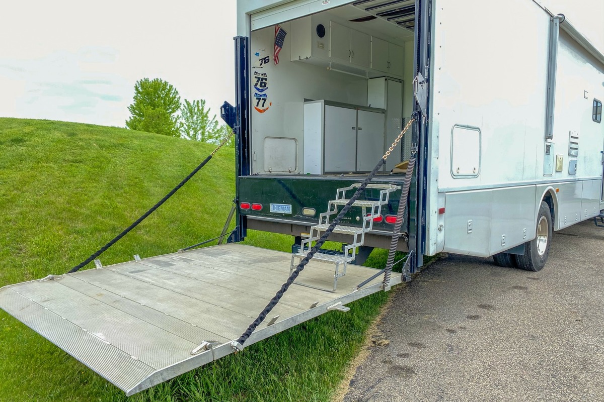 2006 Thor Motor Coach Fun Mover 39D in Prior Lake, MN