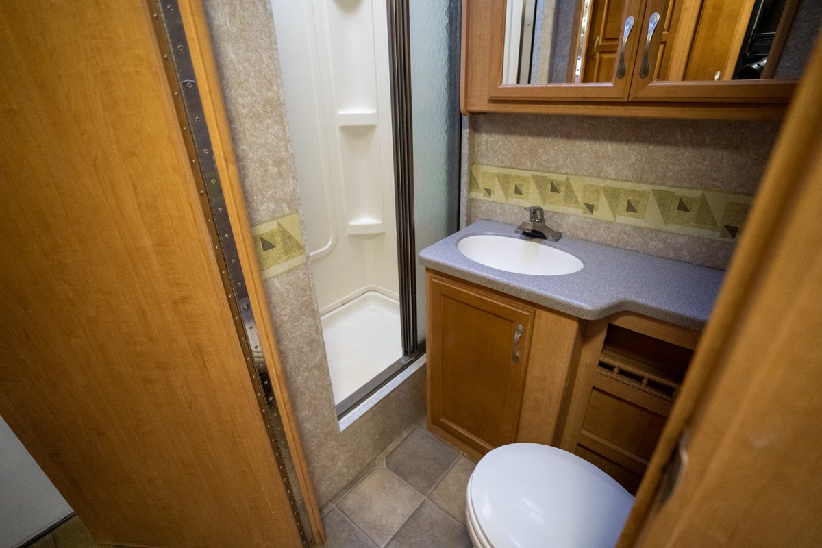 2006 Thor Motor Coach Fun Mover 39D in Prior Lake, MN