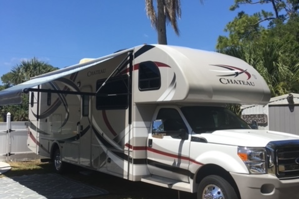 2014 Thor Motor Coach Chateau Series 33SW Scarlet HD-Max exterior with ...