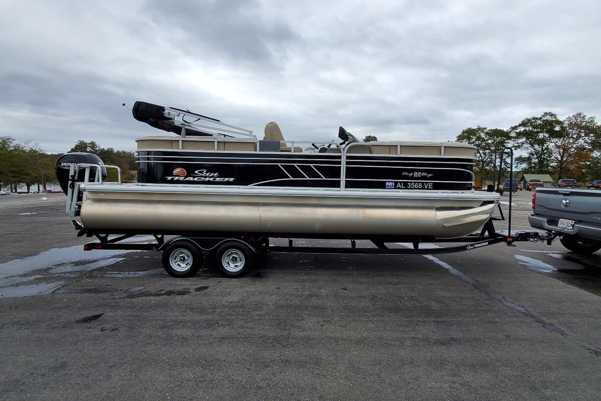 2020 Sun Tracker 22' Party Barge DLX RF in Colony, AL