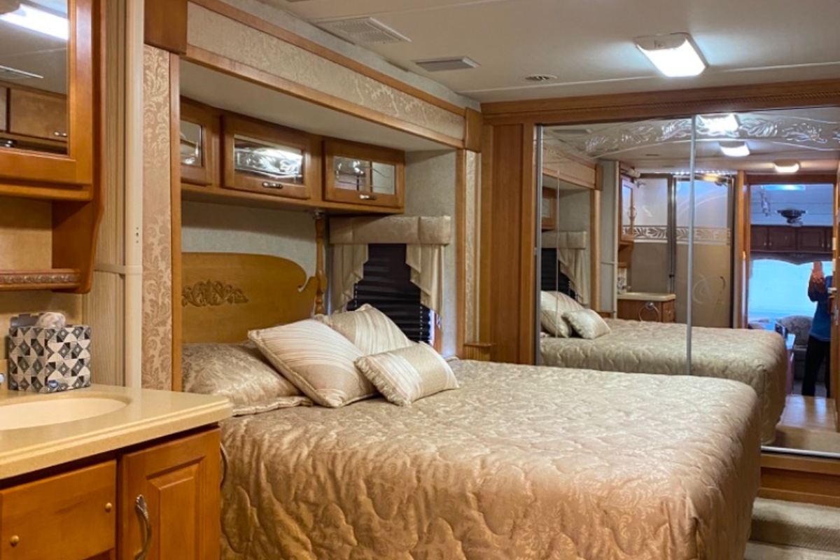 2005 Double Tree Mobile Suites Gold in Mellette, SD