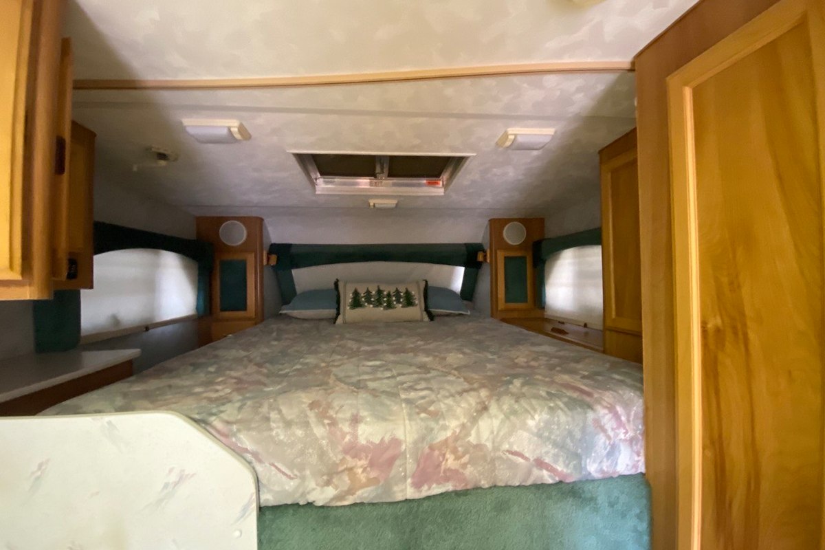 2000 Lance 1061 in Las Vegas, NV