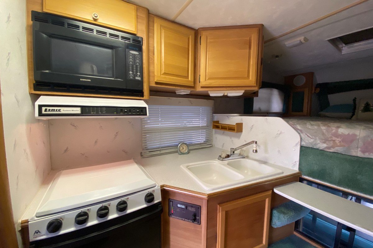 2000 Lance 1061 in Las Vegas, NV