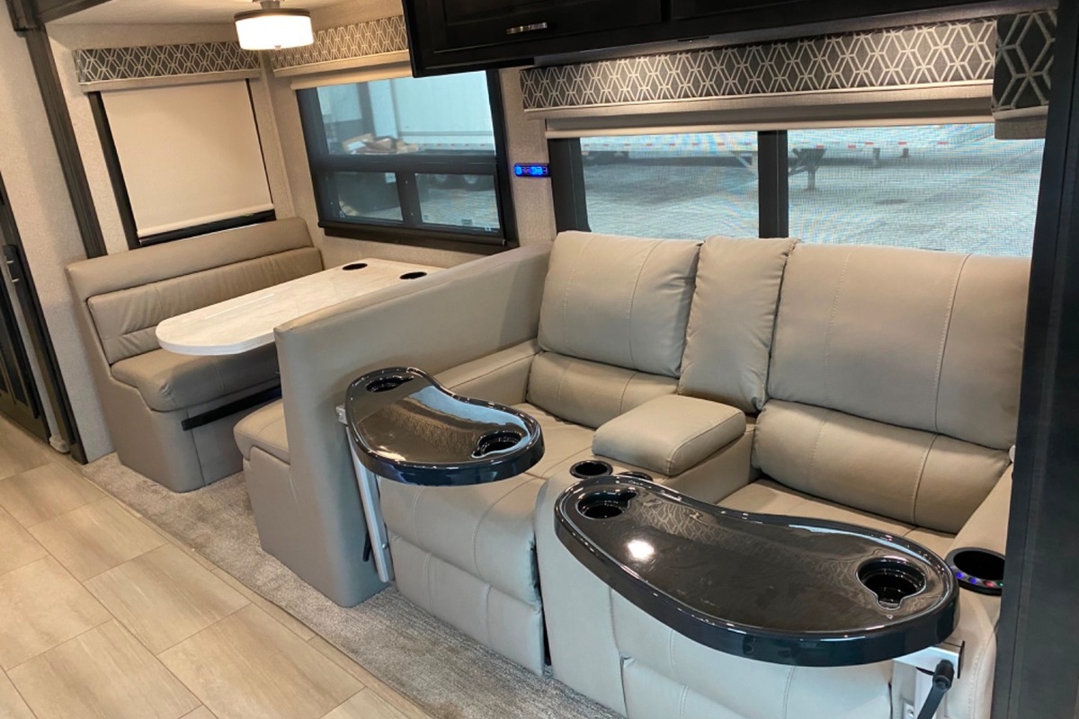 2022 Dynamax Dynaquest Xl 37RB in Itasca, IL